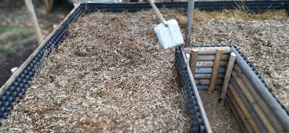 Zvýšený záhon na rajčata s přístřeškem proti dešti :: bydlime-na-zahrade